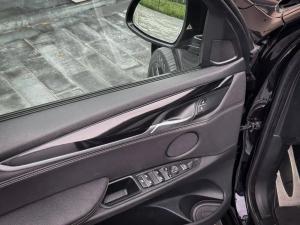 Black BMW X5 2018 in Riga, with an engine capacity of 3.00 L and mileage of 169 thousand km for 29800 €, photo 26 on AUTOMOTO.COM.LV