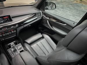 Black BMW X5 2018 in Riga, with an engine capacity of 3.00 L and mileage of 169 thousand km for 29800 €, photo 36 on AUTOMOTO.COM.LV