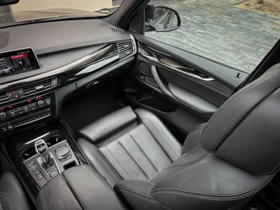 Black BMW X5 2018 in Riga, with an engine capacity of 3.00 L and mileage of 169 thousand km for 29800 €, photo 36 on AUTOMOTO.COM.LV