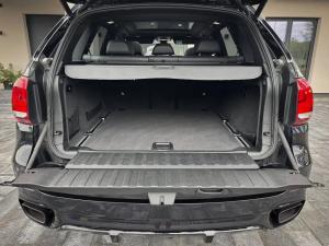 Black BMW X5 2018 in Riga, with an engine capacity of 3.00 L and mileage of 169 thousand km for 29800 €, photo 37 on AUTOMOTO.COM.LV