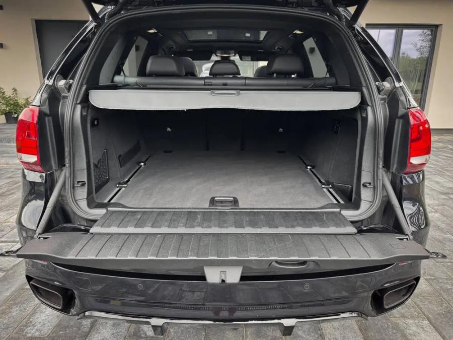 Black BMW X5 2018 in Riga, with an engine capacity of 3.00 L and mileage of 169 thousand km for 29800 €, photo 37 on AUTOMOTO.COM.LV