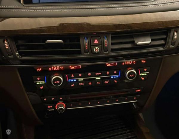 Black BMW X5 2018 in Marijampole, with an engine capacity of 2.99 L and mileage of 240 thousand km for 25950 €, photo 11 on AUTOMOTO.COM.LV