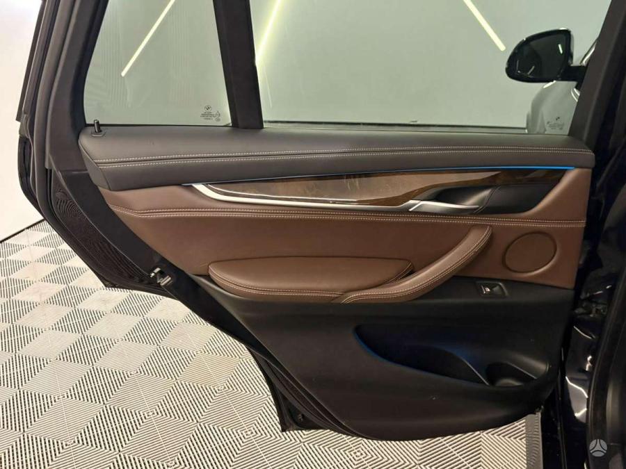 Melns BMW X5 2018 Marijampole, ar dzinēja tilpumu 2.99 L un nobraukumu 240 tūkst. km par 25950 €, foto 25 vietnē AUTOMOTO.COM.LV