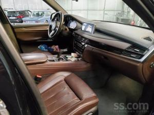 Black BMW X5 2018 in Riga, with an engine capacity of 3.00 L and mileage of 188 thousand km for 28700 €, photo 3 on AUTOMOTO.COM.LV