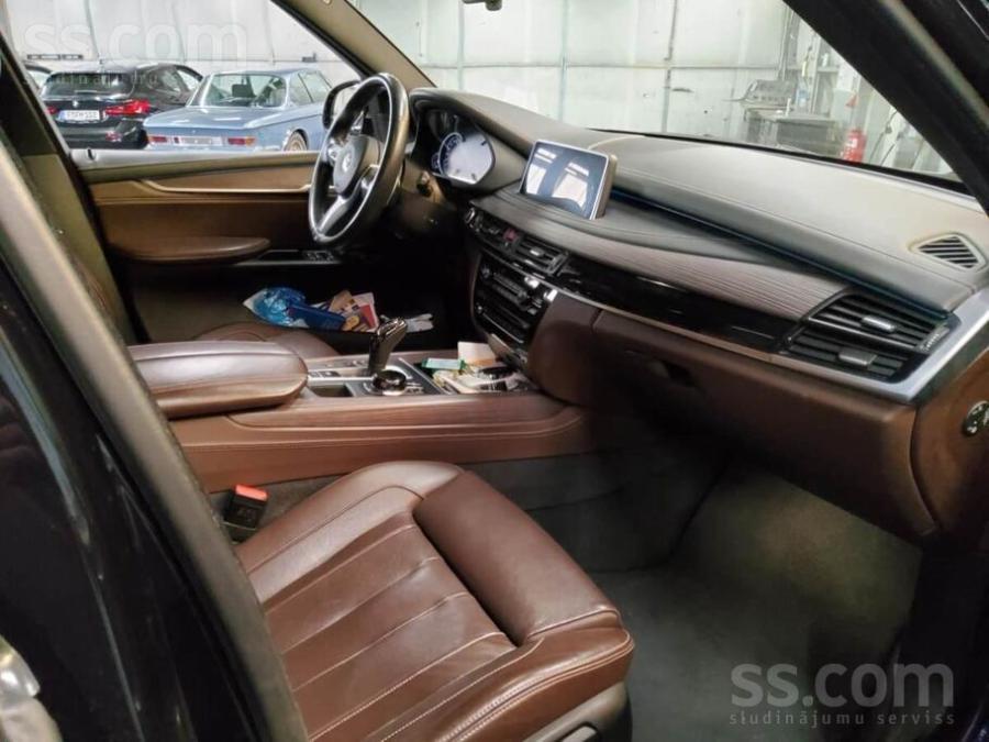 Black BMW X5 2018 in Riga, with an engine capacity of 3.00 L and mileage of 188 thousand km for 28700 €, photo 3 on AUTOMOTO.COM.LV