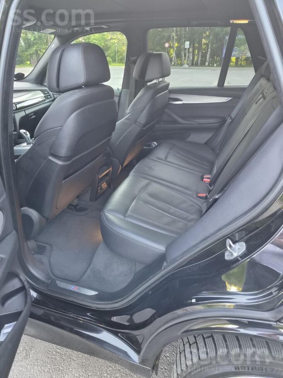 Black BMW X5 2018 in Riga, with an engine capacity of 3.00 L and mileage of 172 thousand km for 26500 €, photo 7 on AUTOMOTO.COM.LV