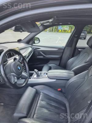 Black BMW X5 2018 in Riga, with an engine capacity of 3.00 L and mileage of 172 thousand km for 26500 €, photo 8 on AUTOMOTO.COM.LV