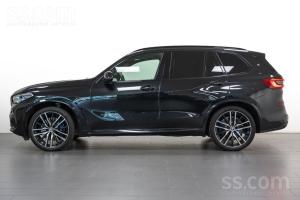 Black BMW X5 2018 in Riga, with an engine capacity of 3.00 L and mileage of 133 thousand km for 43500 €, photo 3 on AUTOMOTO.COM.LV