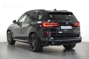 Black BMW X5 2018 in Riga, with an engine capacity of 3.00 L and mileage of 133 thousand km for 43500 €, photo 4 on AUTOMOTO.COM.LV