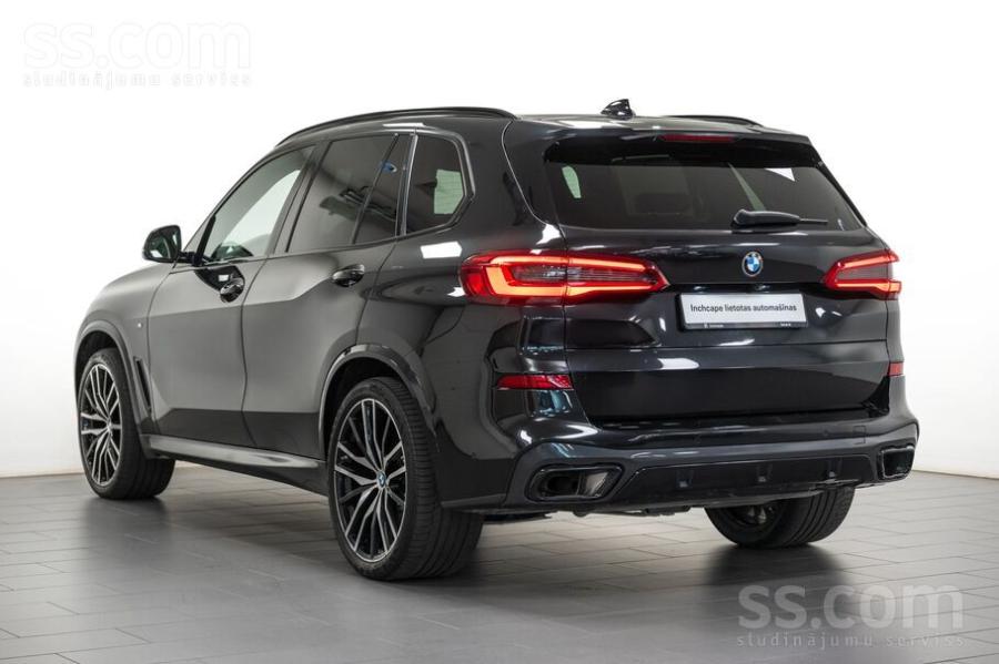 Black BMW X5 2018 in Riga, with an engine capacity of 3.00 L and mileage of 133 thousand km for 43500 €, photo 4 on AUTOMOTO.COM.LV