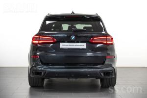 Black BMW X5 2018 in Riga, with an engine capacity of 3.00 L and mileage of 133 thousand km for 43500 €, photo 5 on AUTOMOTO.COM.LV