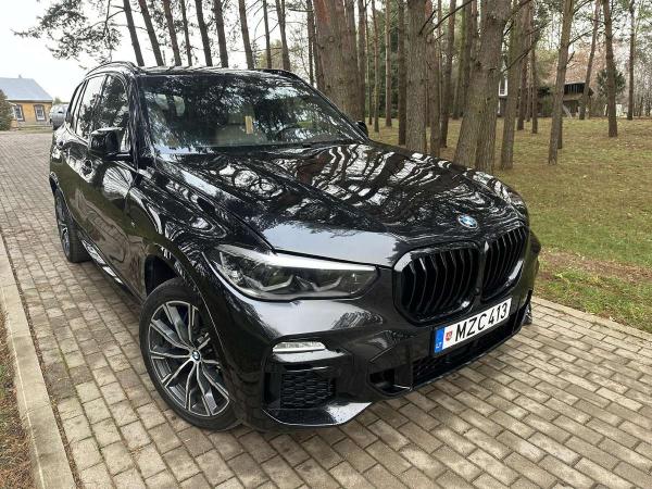 Black BMW X5 2019 in Utena, with an engine capacity of 2.99 L and mileage of 211 thousand km for 33900 €, photo 2 on AUTOMOTO.COM.LV