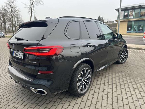 Black BMW X5 2019 in Utena, with an engine capacity of 2.99 L and mileage of 211 thousand km for 33900 €, photo 4 on AUTOMOTO.COM.LV