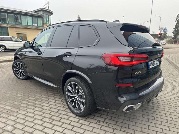 Black BMW X5 2019 in Utena, with an engine capacity of 2.99 L and mileage of 211 thousand km for 33900 €, photo 5 on AUTOMOTO.COM.LV