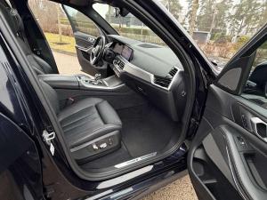 Black BMW X5 2019 in Riga, with an engine capacity of 2.99 L and mileage of 220 thousand km for 43500 €, photo 18 on AUTOMOTO.COM.LV