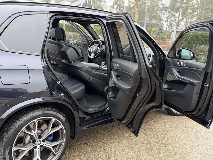 Black BMW X5 2019 in Riga, with an engine capacity of 2.99 L and mileage of 220 thousand km for 43500 €, photo 20 on AUTOMOTO.COM.LV