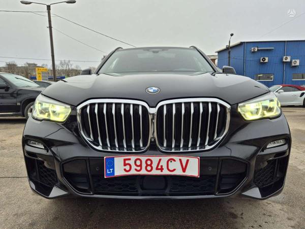 Black BMW X5 2019 in Kaunas, with an engine capacity of 4.40 L and mileage of 140 thousand km for 45980 €, photo 1 on AUTOMOTO.COM.LV