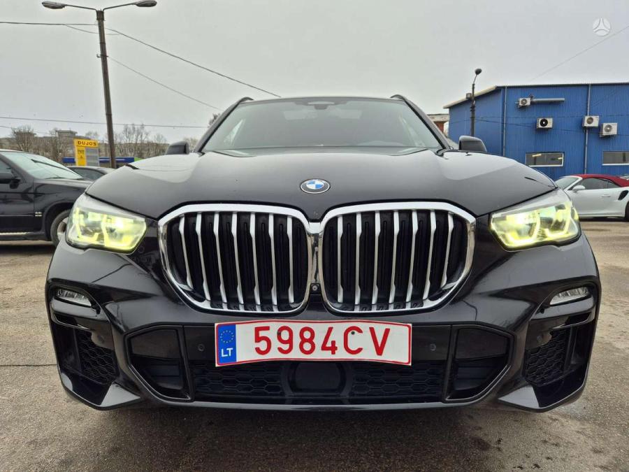 Black BMW X5 2019 in Kaunas, with an engine capacity of 4.40 L and mileage of 140 thousand km for 45980 €, photo 1 on AUTOMOTO.COM.LV