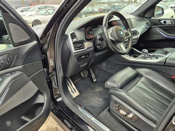 Black BMW X5 2019 in Kaunas, with an engine capacity of 4.40 L and mileage of 140 thousand km for 45980 €, photo 10 on AUTOMOTO.COM.LV