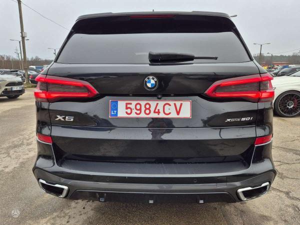 Black BMW X5 2019 in Kaunas, with an engine capacity of 4.40 L and mileage of 140 thousand km for 45980 €, photo 3 on AUTOMOTO.COM.LV