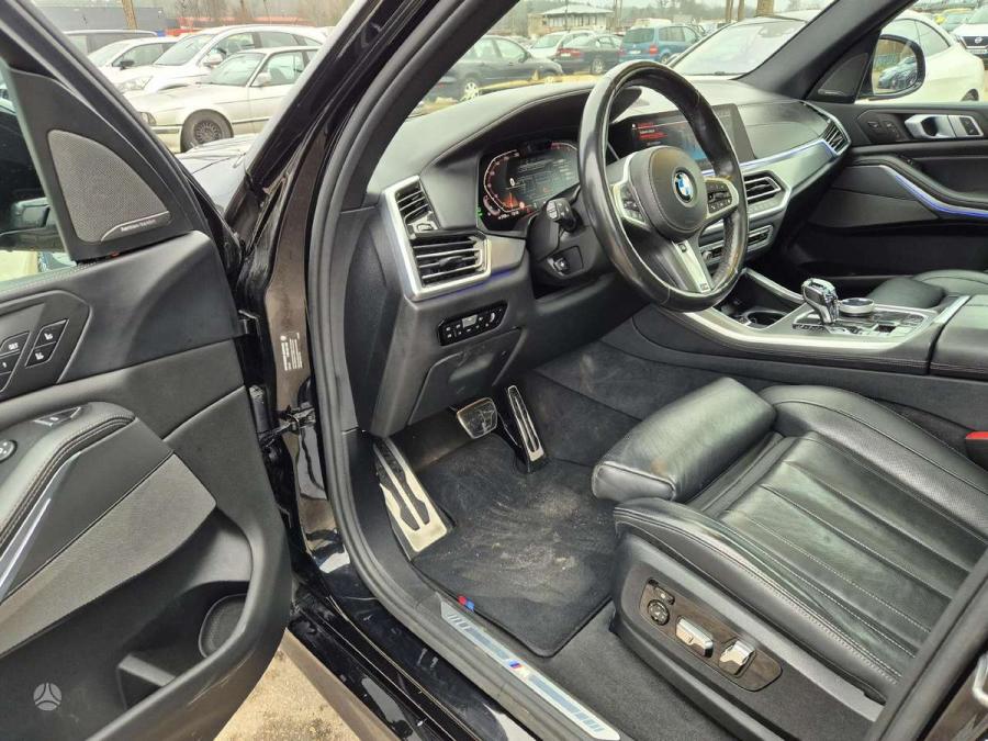 Black BMW X5 2019 in Kaunas, with an engine capacity of 4.40 L and mileage of 140 thousand km for 45980 €, photo 10 on AUTOMOTO.COM.LV