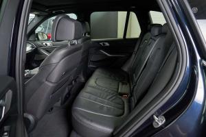 Black BMW X5 2019 in Kaunas, with an engine capacity of 2.99 L and mileage of 164 thousand km for 42450 €, photo 30 on AUTOMOTO.COM.LV