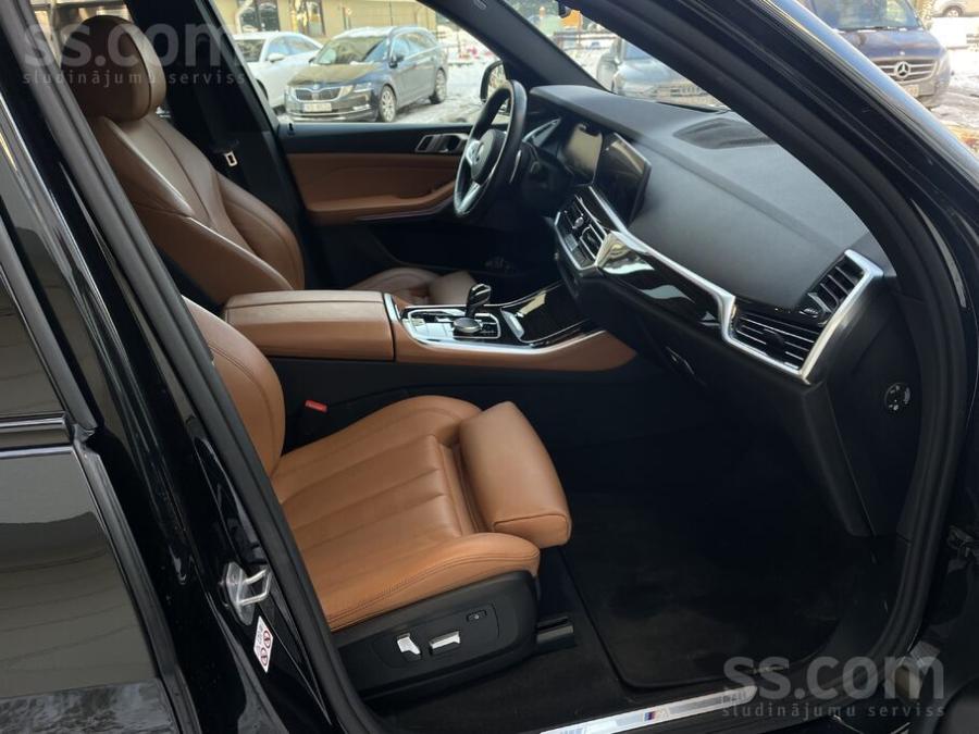 Black BMW X5 2019 in Riga, with an engine capacity of 3.00 L and mileage of 89 thousand km for 43900 €, photo 9 on AUTOMOTO.COM.LV