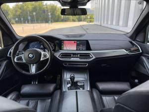 Black BMW X5 2019 in Vilnius, with an engine capacity of 3.00 L and mileage of 199 thousand km for 45900 €, photo 4 on AUTOMOTO.COM.LV
