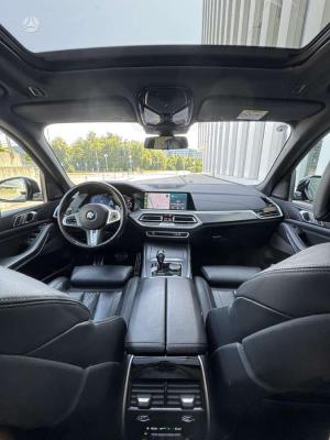 Black BMW X5 2019 in Vilnius, with an engine capacity of 3.00 L and mileage of 199 thousand km for 45900 €, photo 5 on AUTOMOTO.COM.LV