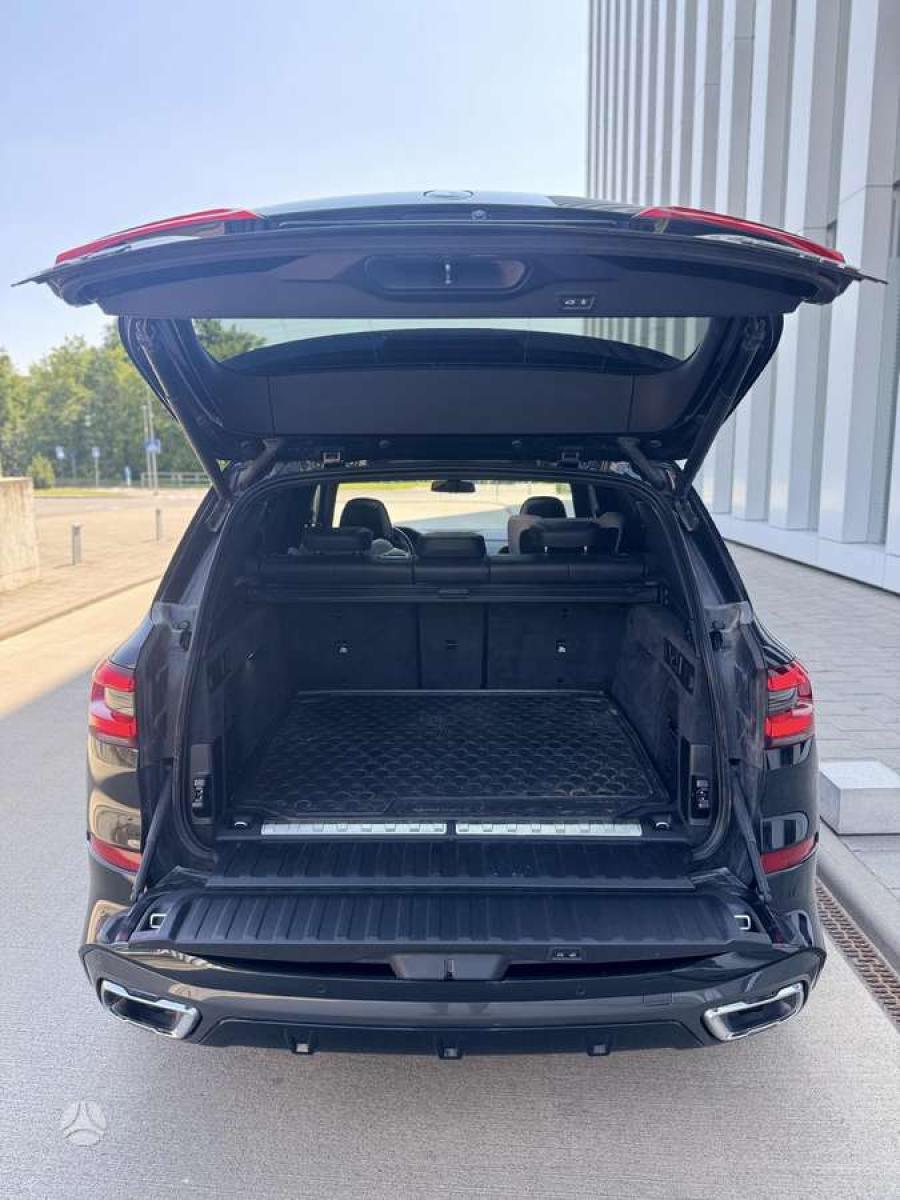Black BMW X5 2019 in Vilnius, with an engine capacity of 3.00 L and mileage of 199 thousand km for 45900 €, photo 14 on AUTOMOTO.COM.LV