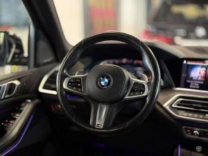 Black BMW X5 2019 in Klaipeda, with an engine capacity of 2.99 L and mileage of 208 thousand km for 45750 €, photo 19 on AUTOMOTO.COM.LV