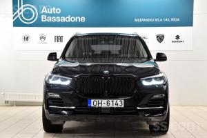 Black BMW X5 2019 in Riga, with an engine capacity of 3.00 L and mileage of 115 thousand km for 40590 €, photo 2 on AUTOMOTO.COM.LV