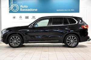 Black BMW X5 2019 in Riga, with an engine capacity of 3.00 L and mileage of 115 thousand km for 40590 €, photo 4 on AUTOMOTO.COM.LV