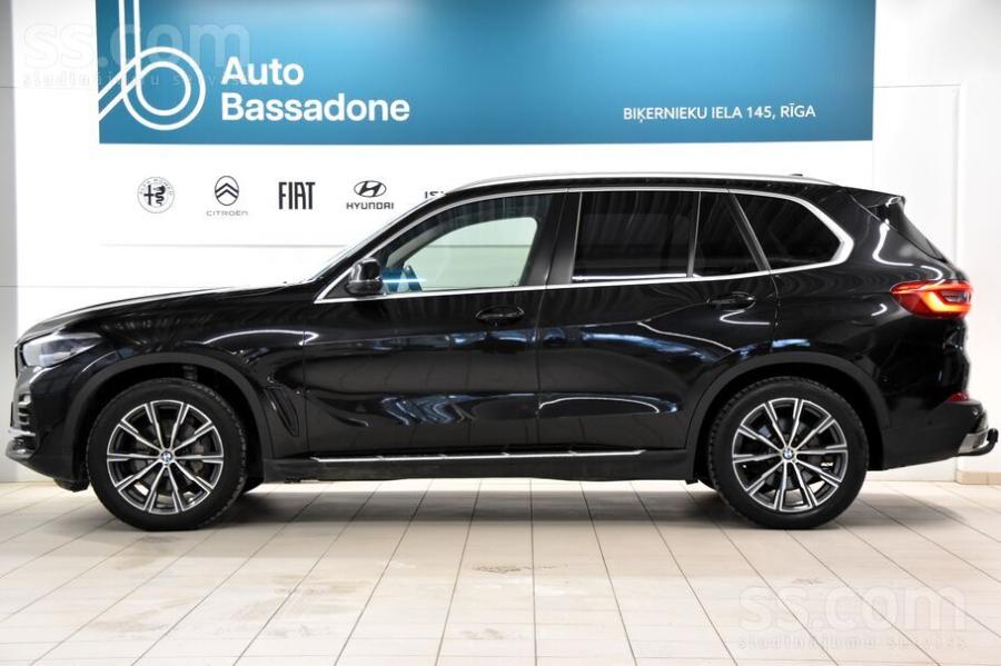 Black BMW X5 2019 in Riga, with an engine capacity of 3.00 L and mileage of 115 thousand km for 40590 €, photo 4 on AUTOMOTO.COM.LV