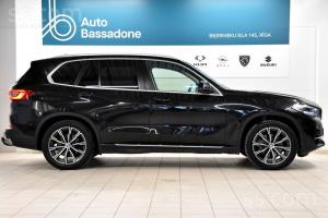 Black BMW X5 2019 in Riga, with an engine capacity of 3.00 L and mileage of 115 thousand km for 40590 €, photo 5 on AUTOMOTO.COM.LV