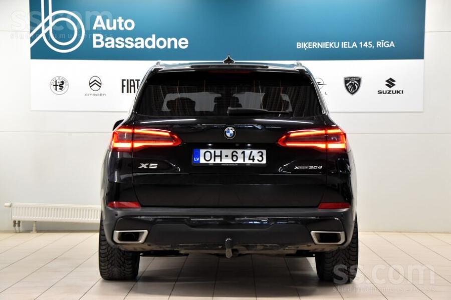 Black BMW X5 2019 in Riga, with an engine capacity of 3.00 L and mileage of 115 thousand km for 40590 €, photo 7 on AUTOMOTO.COM.LV