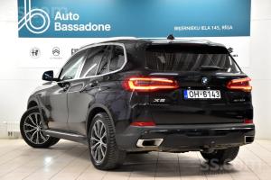 Black BMW X5 2019 in Riga, with an engine capacity of 3.00 L and mileage of 115 thousand km for 40590 €, photo 8 on AUTOMOTO.COM.LV