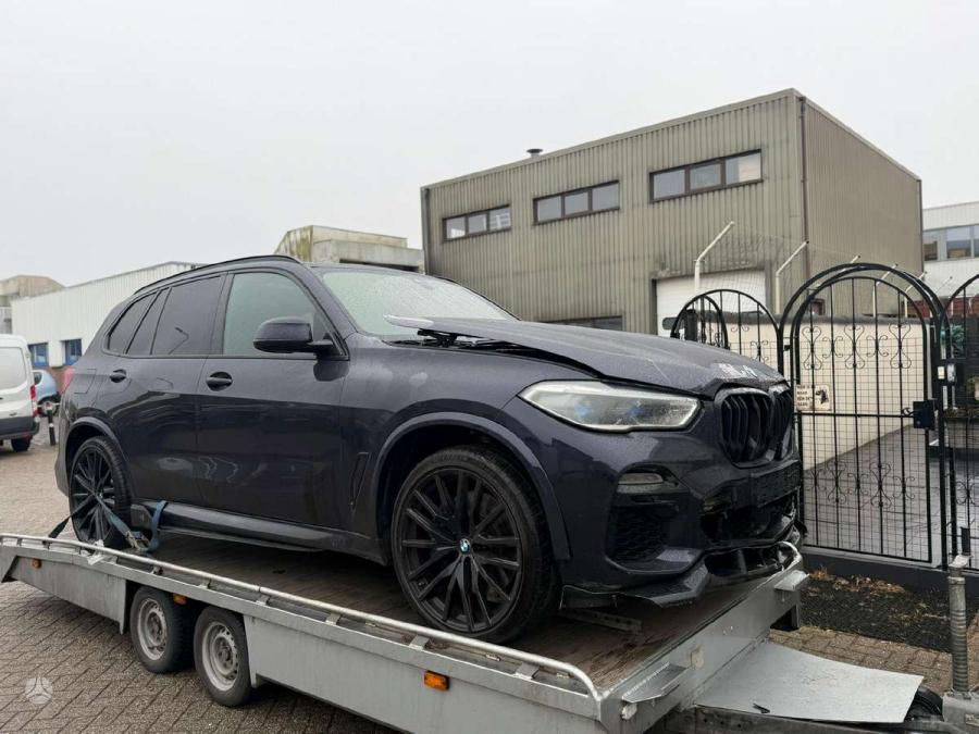 Black BMW X5 2019 in Kaunas, with an engine capacity of 2.99 L and mileage of 160 thousand km for 33700 €, photo 1 on AUTOMOTO.COM.LV