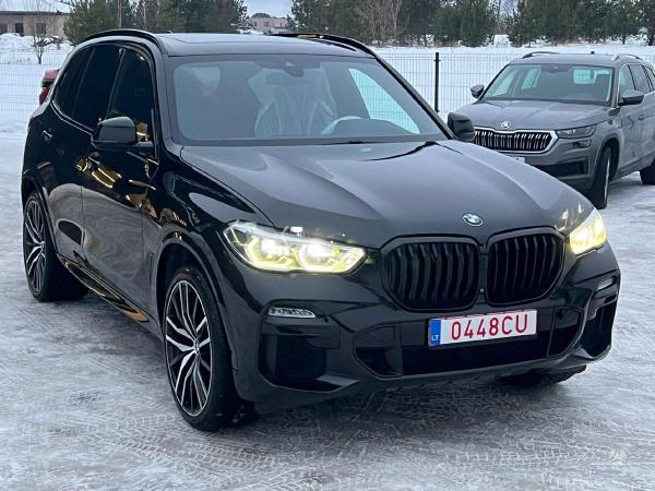 Black BMW X5 2019 in Vilnius, with an engine capacity of 4.40 L and mileage of 189 thousand km for 38500 €, photo 1 on AUTOMOTO.COM.LV