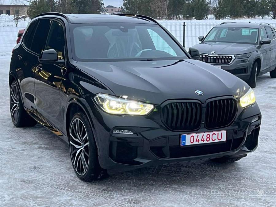 Black BMW X5 2019 in Vilnius, with an engine capacity of 4.40 L and mileage of 189 thousand km for 38500 €, photo 1 on AUTOMOTO.COM.LV