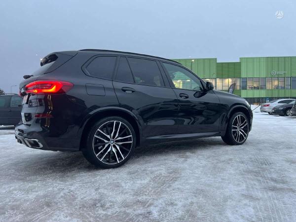 Black BMW X5 2019 in Vilnius, with an engine capacity of 4.40 L and mileage of 189 thousand km for 38500 €, photo 6 on AUTOMOTO.COM.LV