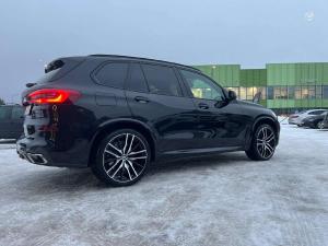 Black BMW X5 2019 in Vilnius, with an engine capacity of 4.40 L and mileage of 189 thousand km for 38500 €, photo 6 on AUTOMOTO.COM.LV