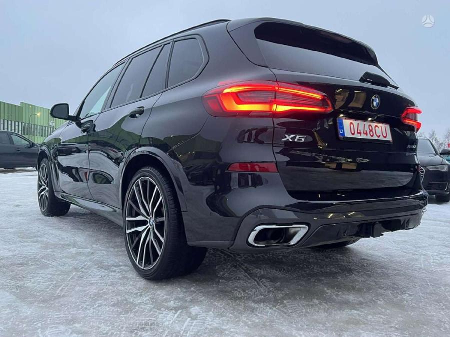 Black BMW X5 2019 in Vilnius, with an engine capacity of 4.40 L and mileage of 189 thousand km for 38500 €, photo 7 on AUTOMOTO.COM.LV