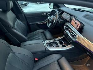 Black BMW X5 2019 in Vilnius, with an engine capacity of 4.40 L and mileage of 189 thousand km for 38500 €, photo 16 on AUTOMOTO.COM.LV