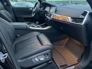 Black BMW X5 2019 in Vilnius, with an engine capacity of 4.40 L and mileage of 189 thousand km for 38500 €, photo 17 on AUTOMOTO.COM.LV
