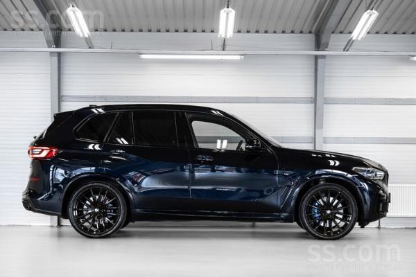 Black BMW X5 2019 in Tukums, with an engine capacity of 3.00 L and mileage of 0 thousand km for 43990 €, photo 4 on AUTOMOTO.COM.LV