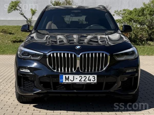 Black BMW X5 2019 in Riga, with an engine capacity of 3.00 L and mileage of 198 thousand km for 39000 €, photo 2 on AUTOMOTO.COM.LV