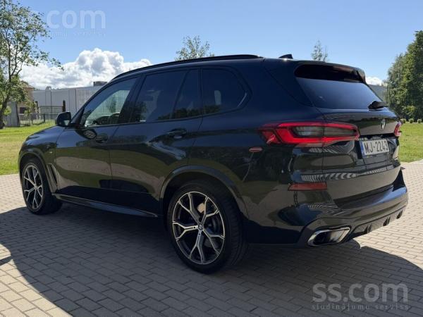 Black BMW X5 2019 in Riga, with an engine capacity of 3.00 L and mileage of 198 thousand km for 39000 €, photo 4 on AUTOMOTO.COM.LV