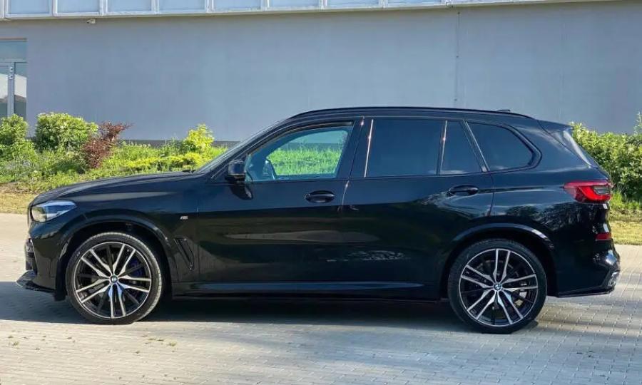 Black BMW X5 2019 in Riga, with an engine capacity of 3.00 L and mileage of 68 thousand km for 59990 €, photo 3 on AUTOMOTO.COM.LV