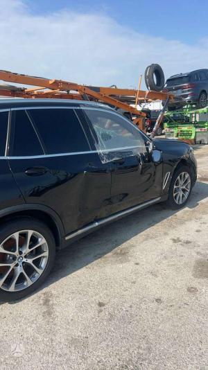 Black BMW X5 2019 in Vilnius, with an engine capacity of 3.00 L and mileage of 160 thousand km for 25500 €, photo 5 on AUTOMOTO.COM.LV